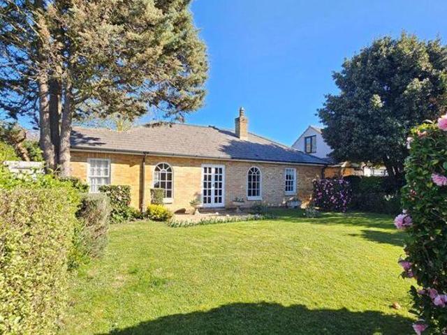 2 Bedroom Bungalow Lee On Solent Hampshire 99436760