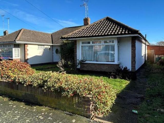 2 Bedroom Bungalow Leigh Southend on Sea LS99840243