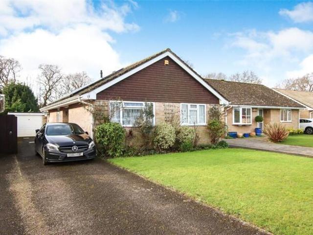 2 Bedroom Bungalow Lymington Hampshire 99808576