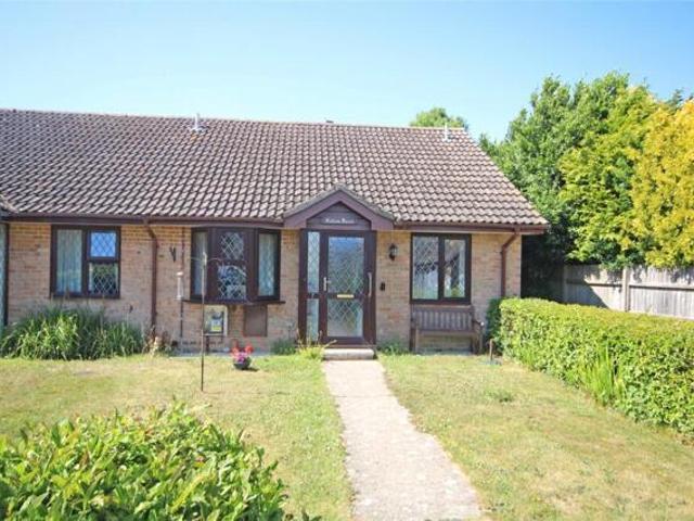 2 Bedroom Bungalow Lymington Hampshire 101777637