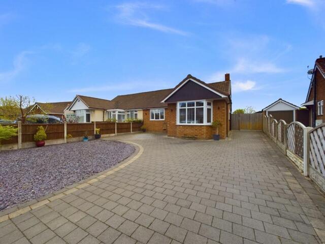 2 Bedroom Bungalow Norton Canes Staffordshire 99204096