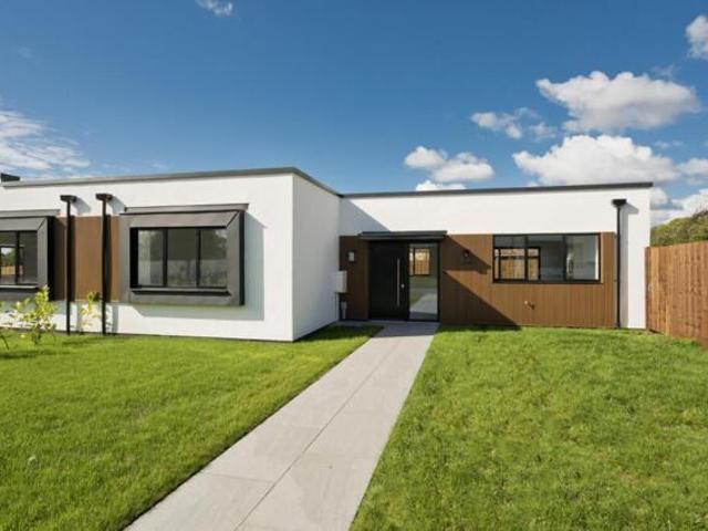 2 Bedroom Bungalow Slough Slough LS99290189