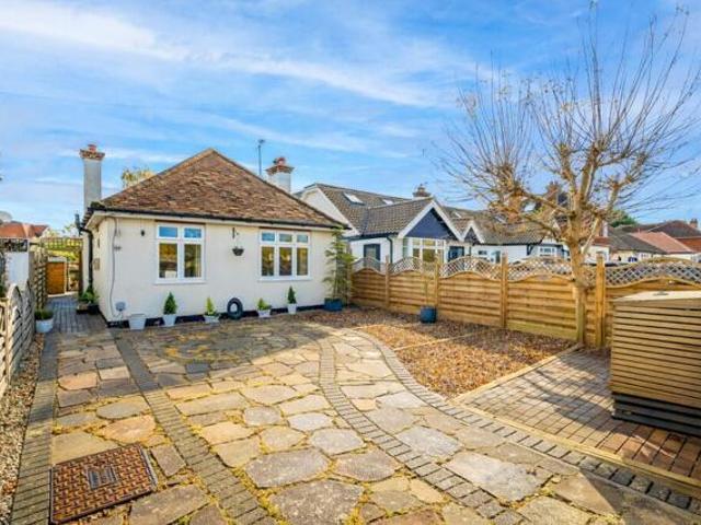 2 Bedroom Bungalow St. Albans Hertfordshire 101025923