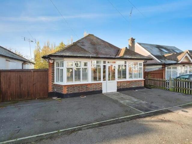 2 Bedroom Bungalow Surrey Greater London 98718104