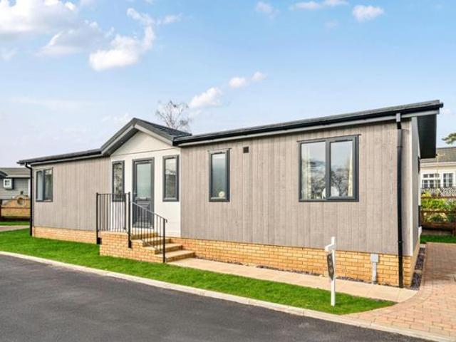 2 Bedroom Bungalow Poole Dorset 100854997