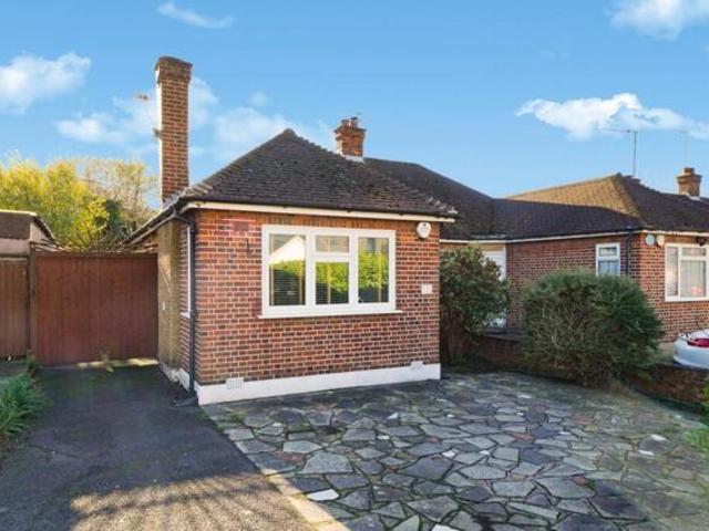 2 Bedroom Bungalow Pinner Greater London LS99840442