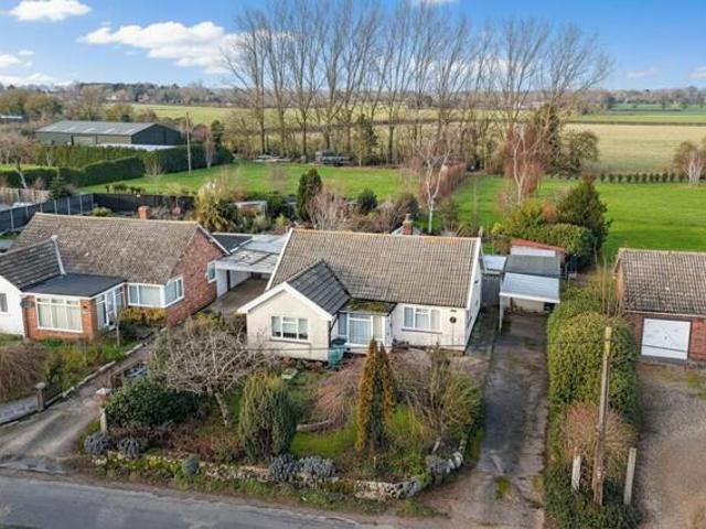 2 Bedroom Bungalow Roydon Roydon LS98903682