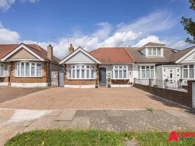 2 Bedroom Bungalow Romford Greater London 98118926