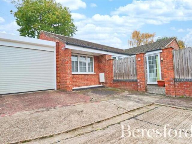 2 Bedroom Bungalow Romford Greater London 101796989