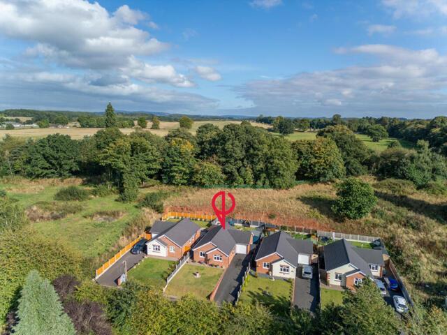 2 Bedroom Bungalow Worcestershire Worcestershire 98612155