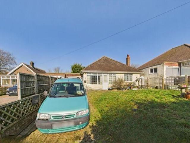 2 Bedroom Bungalow Worthing West Sussex 89073802