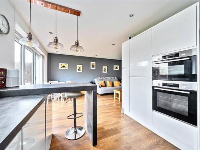 2 Bedroom Bungalow Westerham Greater London 99926334