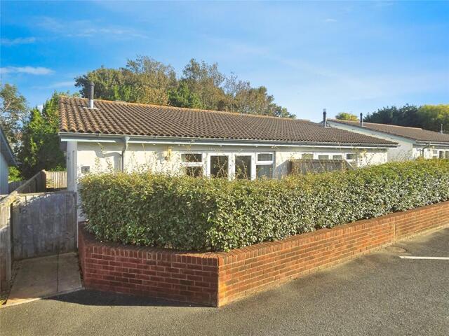 2 Bedroom Bungalow Totland Bay Totland Bay LS101674889