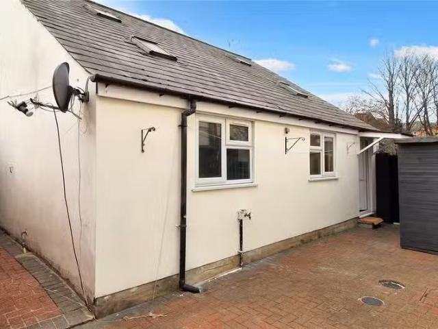 2 bedroom Bungalow to rent, West Street, Erith, DA8 £1,650 pcm