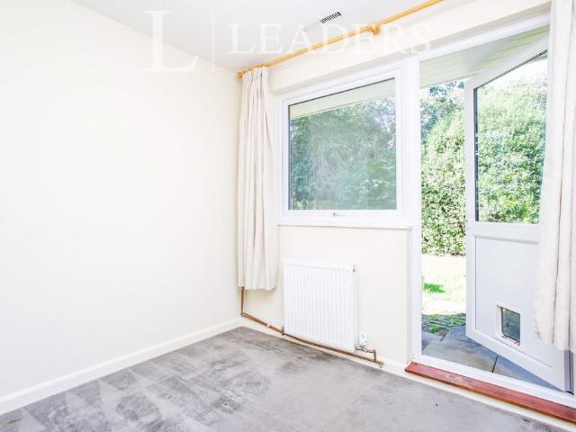 2 bedroom bungalow to rent Darvel Close, Woking, GU21