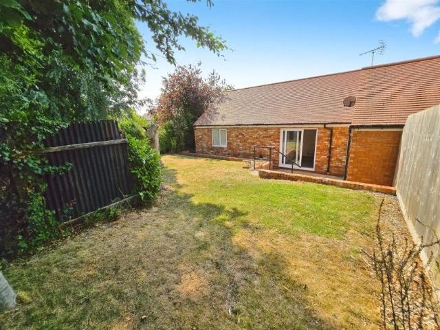 2 Bedroom Bungalow to Rent in Prospect Avenue, Rushden, NN10