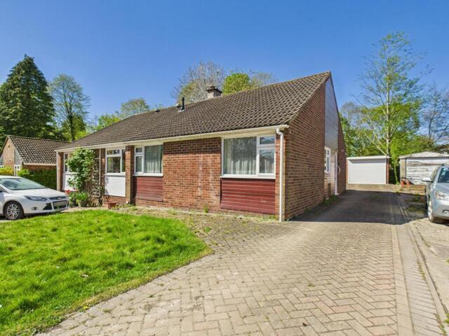 2 Bedroom Bungalow Tadley Hampshire 89891632