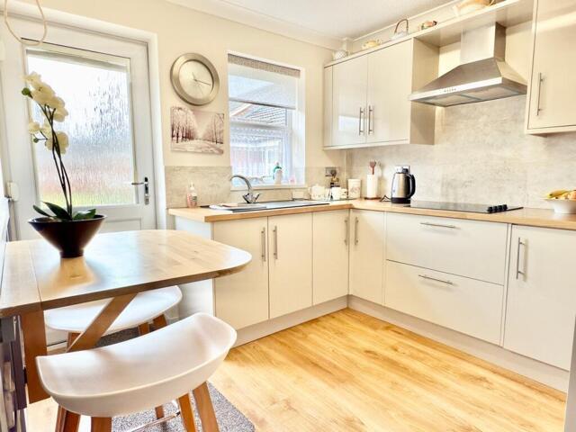 2 Bedroom Bungalow Tewkesbury Gloucestershire 101678268