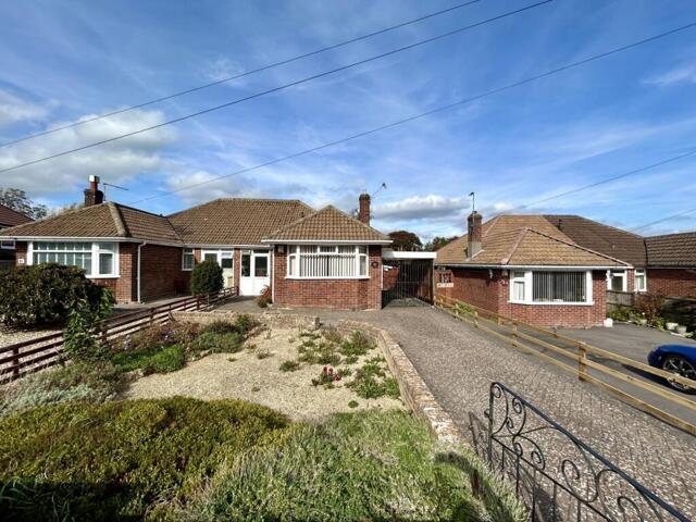 2 Bedroom Bungalow Yeovil Somerset LS99808785