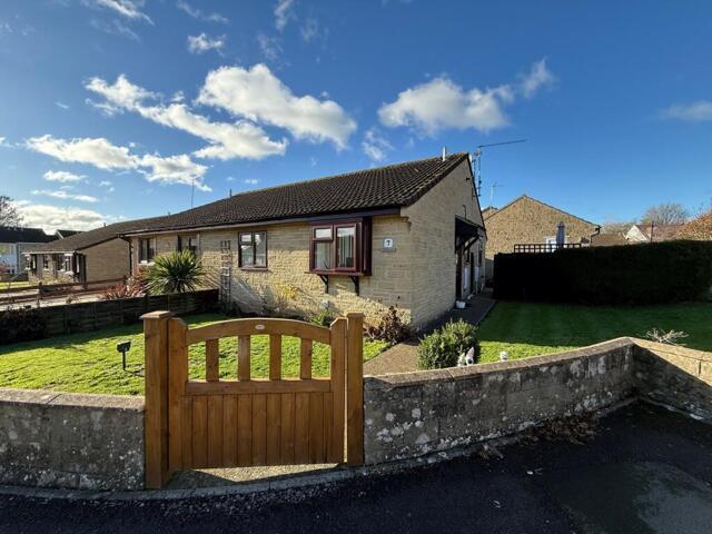 2 Bedroom Bungalow Yeovil Somerset 99380918