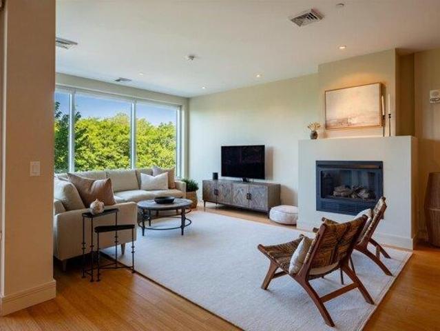 2 bedroom, Burlington VT 05401 102257932