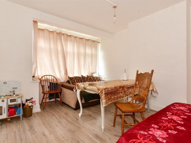 2 bedroom ground maisonette for sale