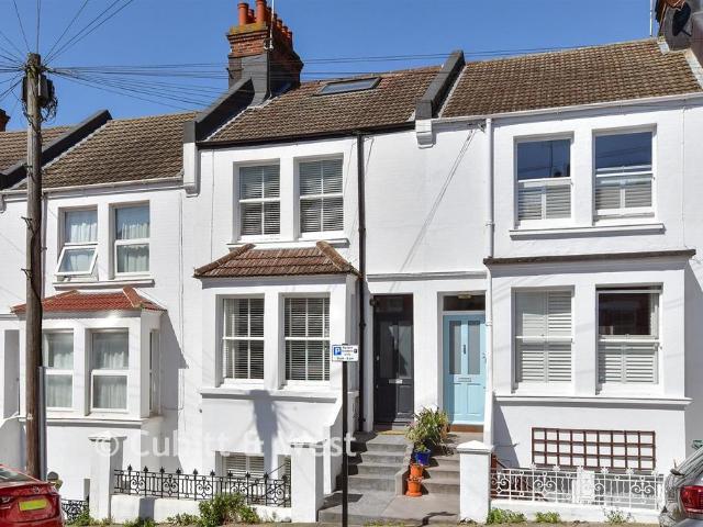 2 bedroom ground maisonette for sale