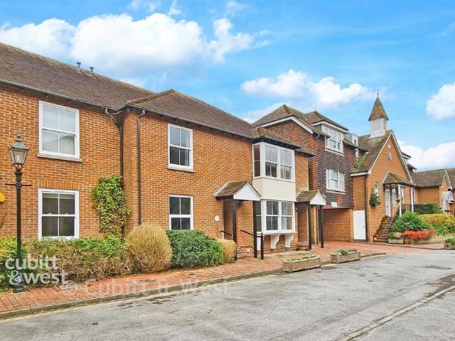 2 bedroom ground maisonette for sale