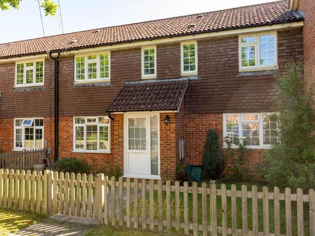 2 bedroom ground maisonette for sale