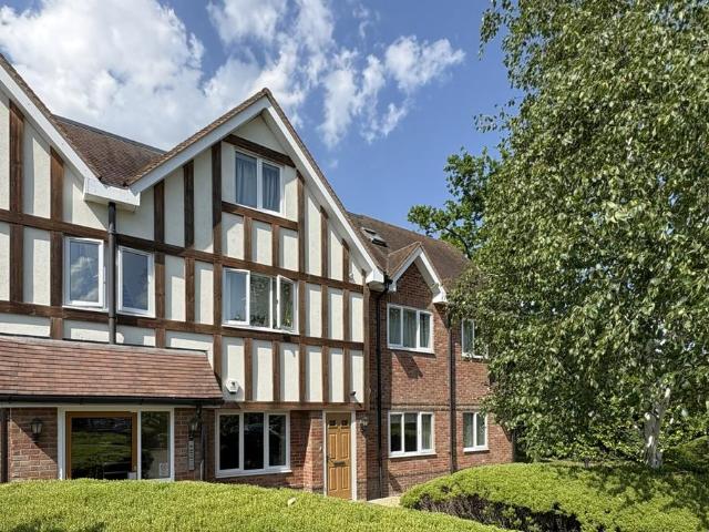 2 bedroom ground maisonette for sale