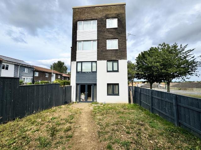 2 bedroom ground maisonette for sale