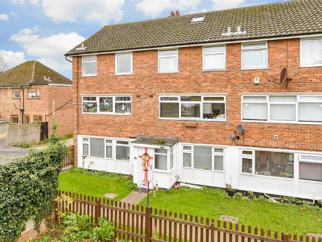 2 bedroom ground maisonette for sale