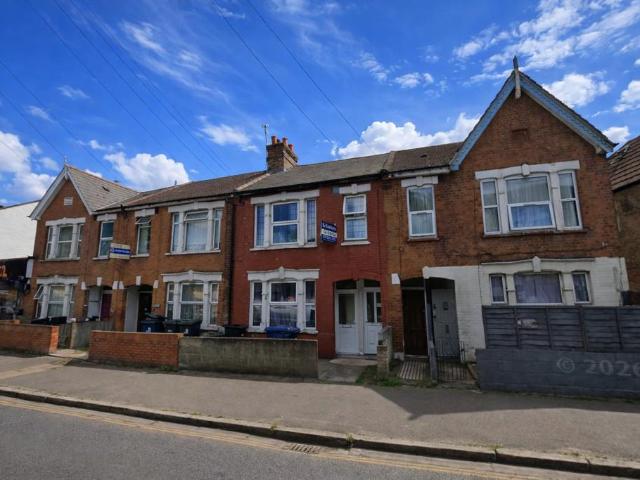 2 bedroom ground maisonette for sale