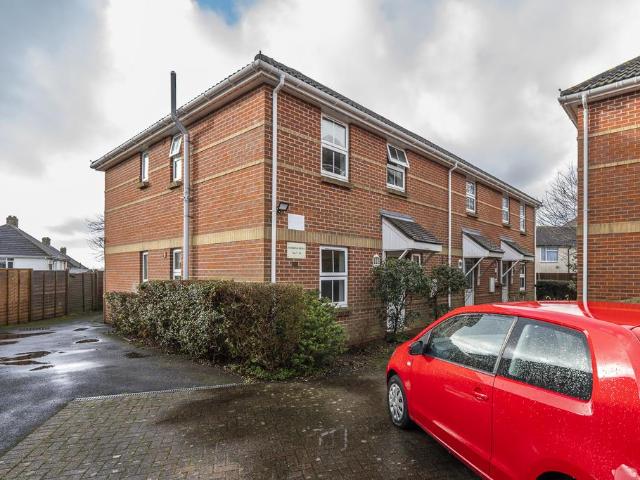 2 bedroom ground maisonette for sale