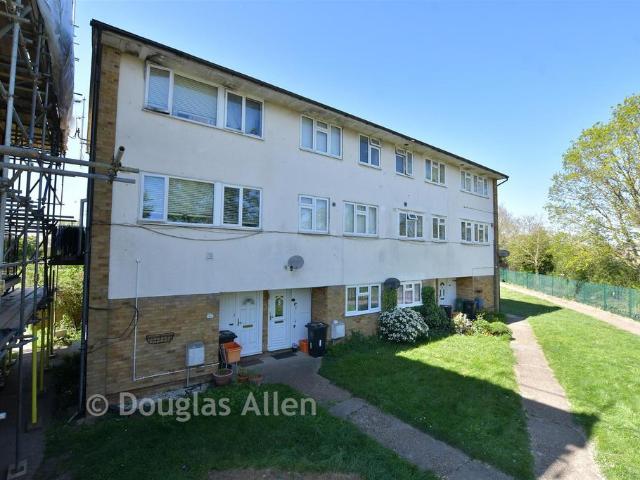 2 bedroom ground maisonette for sale