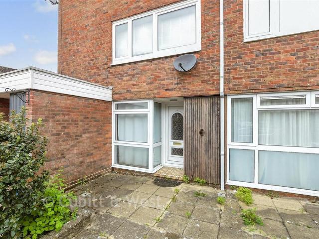 2 bedroom ground maisonette for sale