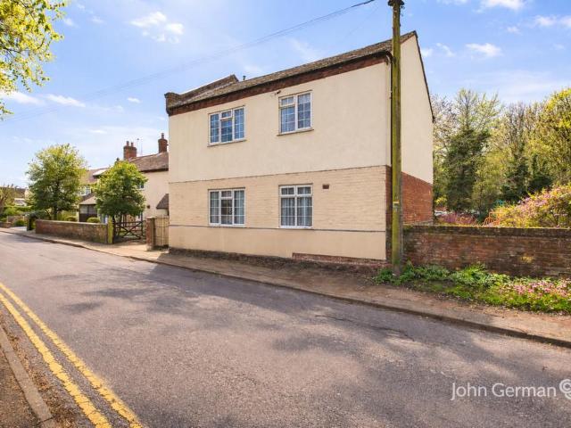 2 bedroom ground maisonette for sale