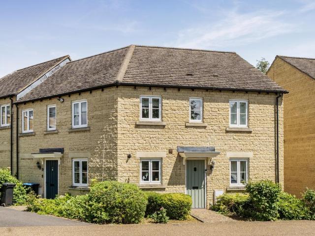 2 bedroom ground maisonette for sale