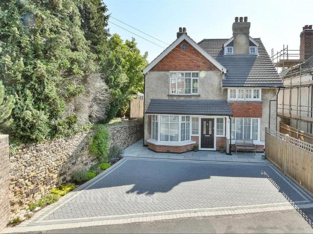2 bedroom ground maisonette for sale