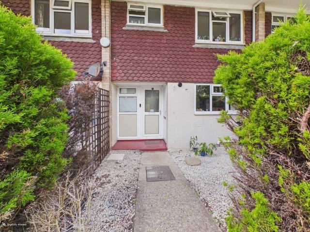 2 bedroom ground maisonette for sale