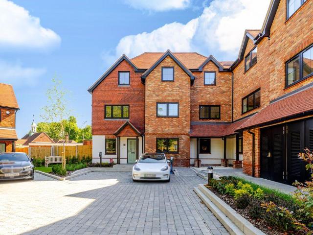2 bedroom ground maisonette for sale