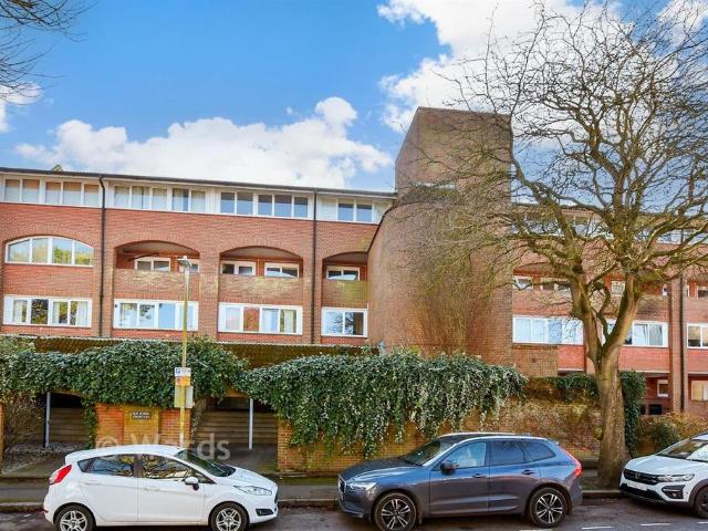 2 bedroom ground maisonette for sale