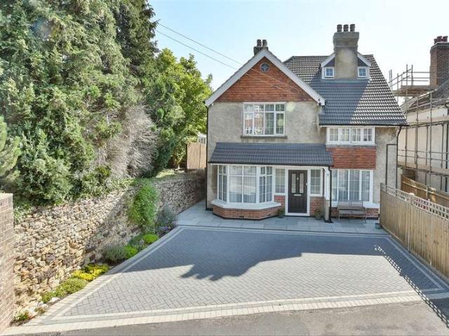 2 Bedroom Ground Maisonette Flat
