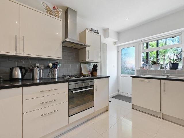 2 bedroom ground maisonette to rent
