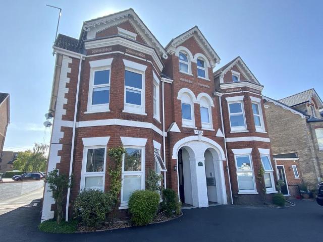 2 bedroom ground maisonette to rent