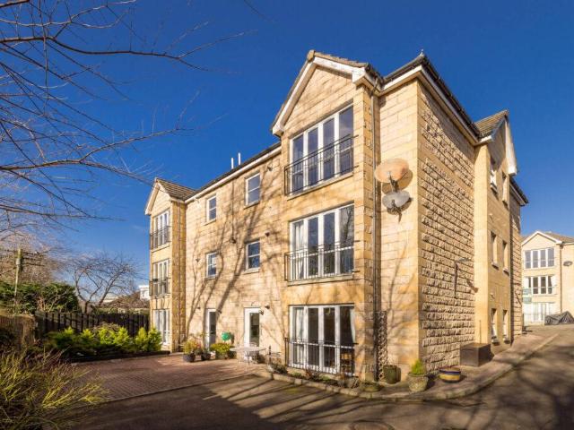 2 bedroom ground flat for sale