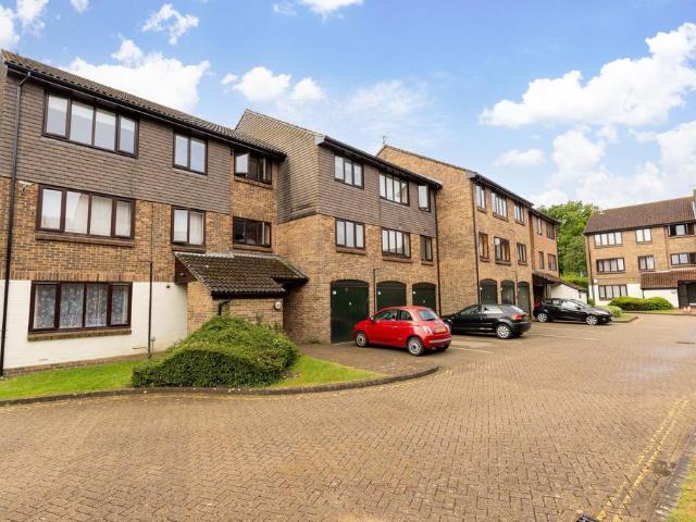 2 bedroom ground flat for sale