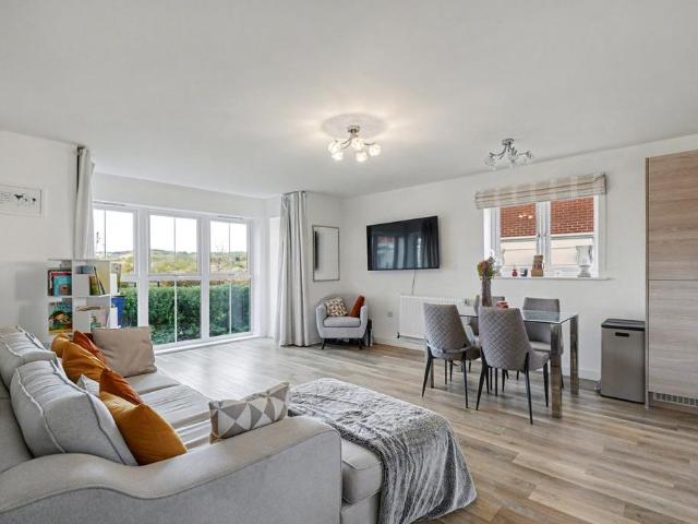 2 bedroom ground flat for sale