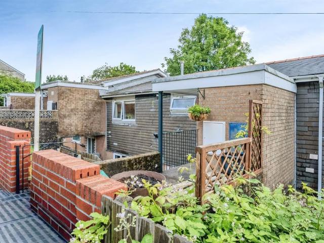2 bedroom ground flat for sale