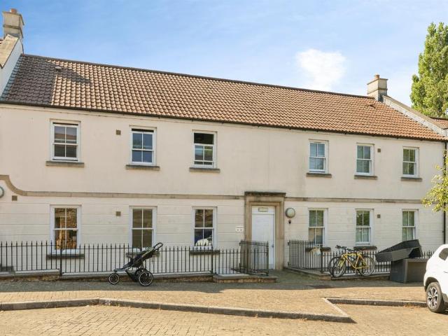 2 bedroom ground flat for sale
